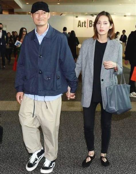 余文乐牵手老婆亮相，胡子拉碴胖成油腻大叔，王棠云披西装像贵妇 知乎