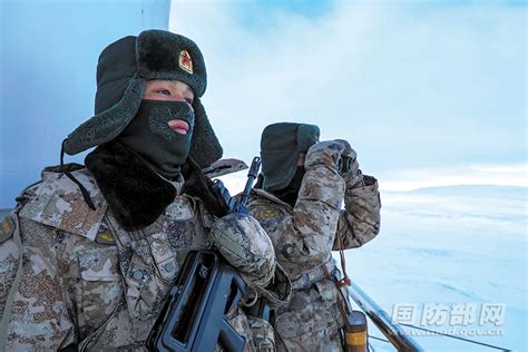 新疆阿勒泰军分区某边防连官兵坚守在风雪边关 中华人民共和国国防部