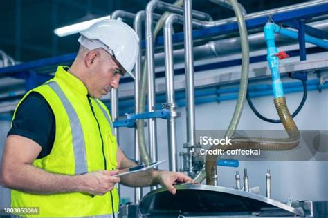 공장의 보일러 물 탱크 파이프를 확인하기 위해 태블릿 컴퓨터를 사용하여 공장에서 일하는 엔지니어 남성 작업자 40 44세에 대한 스톡 사진 및 기타 이미지 Istock