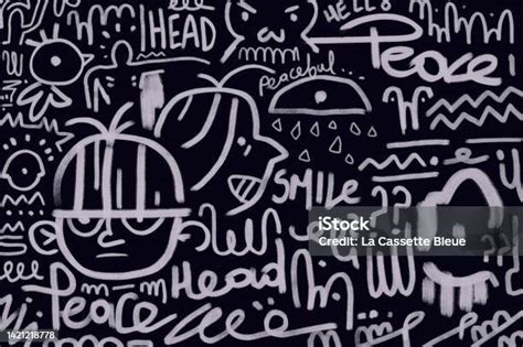 단어 초상화 및 텍스트로 도시 그리기 작품을 낙서하십시오 마커와 흰색 그림 느낌 거리 예술에 대한 스톡 벡터 아트 및 기타