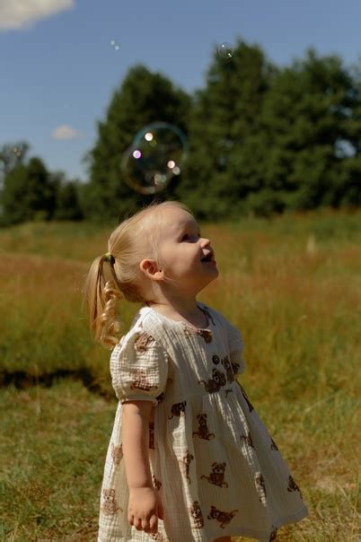 Нет ничего прекраснее чем связь между мамой и дочкой Их нежность и любовь кажется