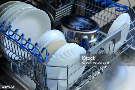 요리와 식기 세척기 시간과 비용을 절약 하 고 주방용은 이제는 즐거움과 하지 의무 가정 생활에 대한 스톡 사진 및 기타 이미지