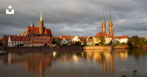 강 건너편에서 바라본 도시의 모습 사진 Unsplash의 무료 브로츠와프 이미지