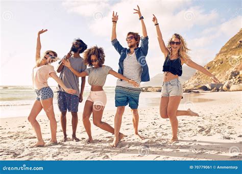 Grupo De Amigos Que Se Divierten En La Playa Imagen De Archivo Imagen