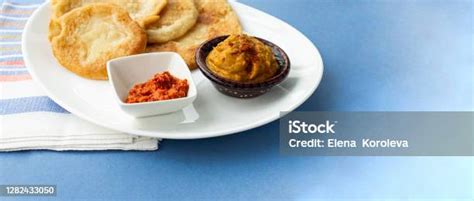 파란색 배경에 흰색 접시에 다른 뜨거운 소스와 함께 전국 튀김 토르티야 인도 의 순수 동양 요리 배너 텍스트공간을 복사합니다 건강에 좋지 않은 음식에 대한 스톡 사진 및