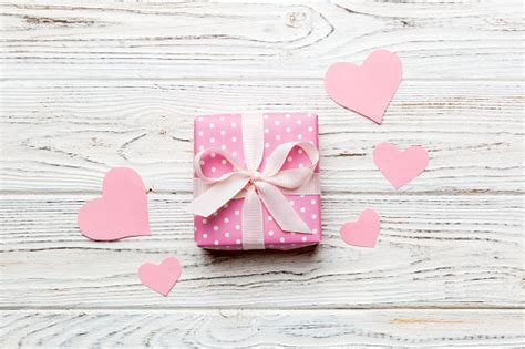 발렌타인 데이 구성 배경 활과 심장빨간 선물 상자 크리스마스 선물 위에서 볼 수 있습니다 홀데이 인사말 카드 개념에 대한 스톡 사진 및 기타 이미지 Istock