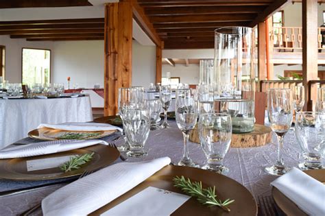 베이지색 린넨 식탁보가 내려다보이는 최소한의 테이블 위치에 빈 종이 카드 텍스트를 위한 공간입니다 청첩장 메뉴 스칸디나비아 스타일 0명에 대한 스톡 사진 및 기타 이미지