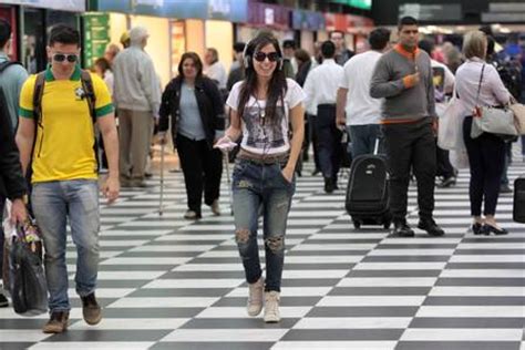 Anitta paga calcinha ouve música e mexe no celular em aeroporto