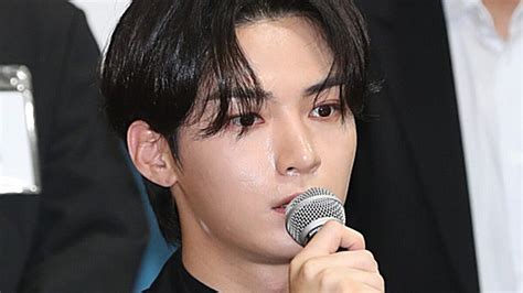 [e포토] 소속사 대표 폭행 논란 입장 밝히는 오메가엑스 한겸