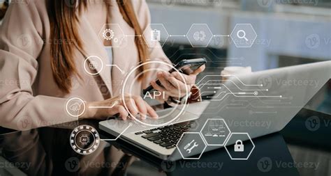 Interfaz De Programación De Aplicaciones Api Mujer Que Usa Computadora Portátil Tableta Y