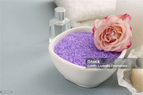 밝은 회색 배경에 바다 소금과 아름다운 장미가 있는 그릇 근접 촬영 텍스트를 위한 공간 0명에 대한 스톡 사진 및 기타 이미지 0명 건강한 식생활 광물질 Istock