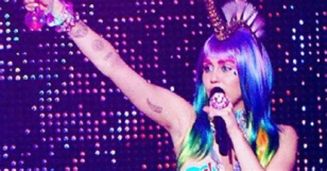 아이돌 女가수 상반신 노출 무대 의상 Sns 인증사진까지