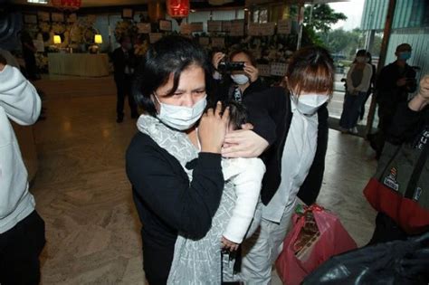 郭富城母亲设灵仪式举行，郭富城手捧灵位神情憔悴，方媛紧随其后凤凰网