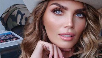 Kim Feenstra Maakt Instagram Volgers Wild Met Foto In Lingerie