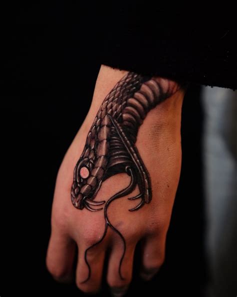타투어때 손등 뱀 타투