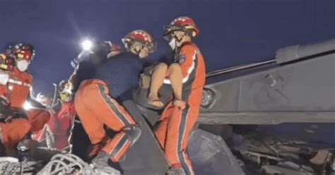 中구조대 골든타임 앞두고 미얀마 지진 현장서 6명 구조