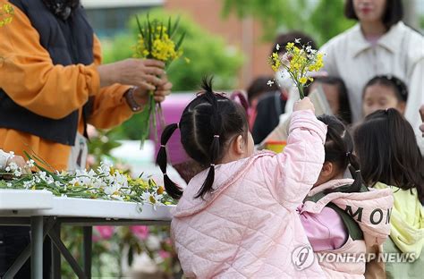 꽃다발 들고 연합뉴스