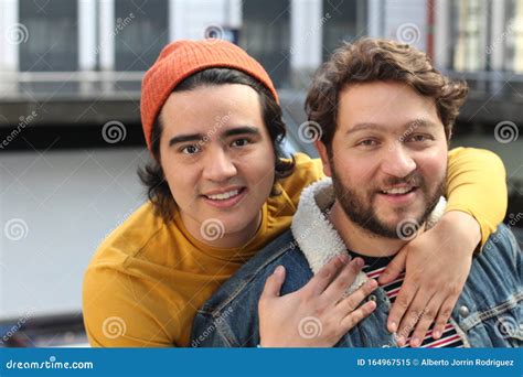 Jeune Couple Homosexuel Interracial Souriant Image Stock Image Du Dater Caucasien 164967515