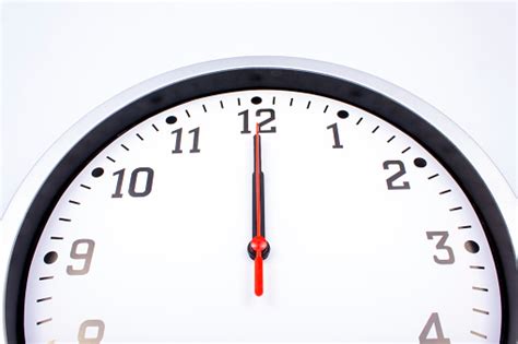 심야 회색 배경에 빨간색 포인터가 있는 흑백 사무실 시계 0명에 대한 스톡 사진 및 기타 이미지 0명 12시 검은색 Istock