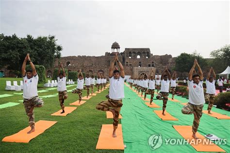 세계 요가의 날 맞아 요가 수련하는 인도 시민들 연합뉴스