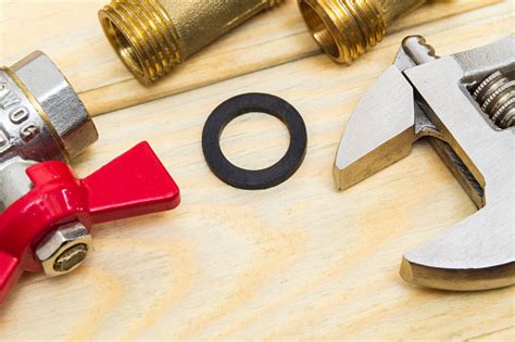 나무 판에 조정 가능한 렌치와 황동 피팅이 근접 촬영되어 있습니다 배관 장비 수리 아이디어 개념 0명에 대한 스톡 사진 및 기타 이미지 Istock