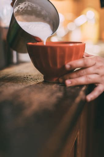 젊은 바리스타 만들기 라떼 뜨거운 우유를 붓는 에 A 커피 그릇 겨울에 대한 스톡 사진 및 기타 이미지 겨울 근거리 초점