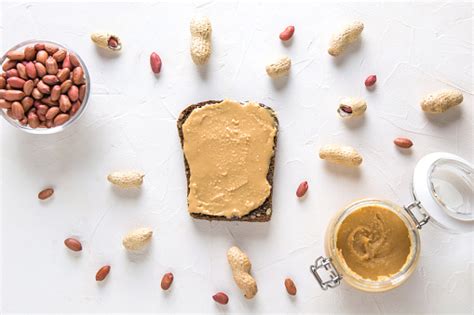 땅콩과 호두 페이스트 통곡물 빵 음식 채식 주의 개념 플랫 레이 위에서 볼 수 있습니다 0명에 대한 스톡 사진 및 기타 이미지 Istock