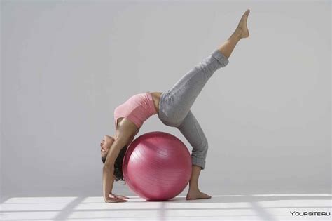 Гимнастические позы с мячом 46 фото