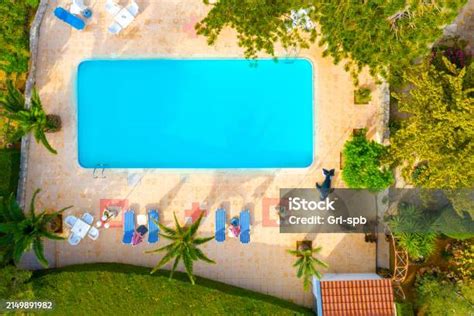 키프로스 일광욕 의자가 있는 수영장 최고의 전망 수영장 휴식 수영장 옆에서 일광욕 스파 리조트 여름 레크리에이션 키프로스에서의 휴가 드론에서 본 모습 0명에 대한 스톡 사진