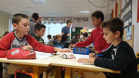 Des élèves De Cm2 Près De La Rochelle Apprennent à Programmer Des