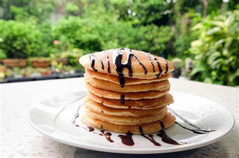 테이블에 접시에 초콜릿 소스와 함께 맛 있는 팬케이크의 스택 0명에 대한 스톡 사진 및 기타 이미지 0명 갈색 그릇 Istock