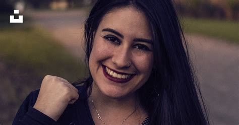 카메라를 향해 웃고 있는 긴 검은 머리를 가진 여자 사진 Unsplash의 무료 남자 이미지