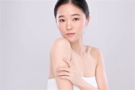 초상화 아름 다운 젊은 아시아 여자 깨끗 한 신선한 맨 피부 개념입니다 아시아 소녀 아름다움 얼굴 스킨 케어 및 건강 웰빙 얼굴 치료 완벽한 피부 자연 메이크업 흰색 배경에