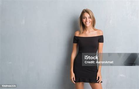 서 그런 지 회색 벽 얼굴에 행복 하 고 멋진 미소와 우아한 드레스를 입고 아름 다운 젊은 여자 운이 좋은 사람 관능에 대한 스톡 사진 및 기타 이미지 Istock