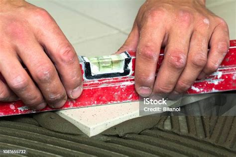 도 기 타일 그리고 Tiler 위한 도구입니다 작업자 손 설치 바닥 타일입니다 홈 개선 혁신세라믹 타일 바닥 접착제 박격포 수준 개선에 대한 스톡 사진 및 기타 이미지