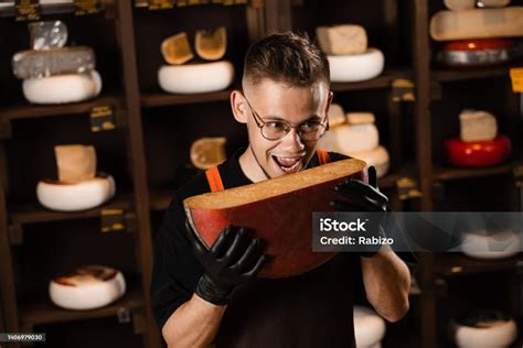 잘 생긴 치즈 소믈리에 홀딩과 제한된 Gouda 치즈와 농담 전채를위한 맛있는 치즈 조각 배고픈 사람 20 24세에 대한 스톡 사진 및 기타 이미지 Istock