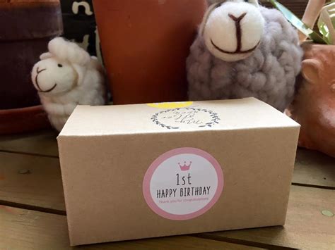 봄바람 책상 위에 놓여 있는 예쁜 선물 상자 알고 보니 봄바람 리즌 님의 딸내미 지유가 첫돌을