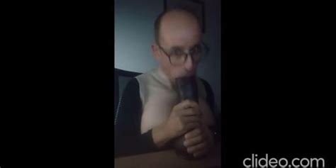 Vicenta Casada Haciendo Un Anuncio Mamando Un Pollon Gigante Para Atraer Clientes Al Puticlub