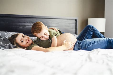Une Mère Et Son Fils Enceintes Passant Du Temps Ensemble Dans La Chambre à Coucher Photo Stock