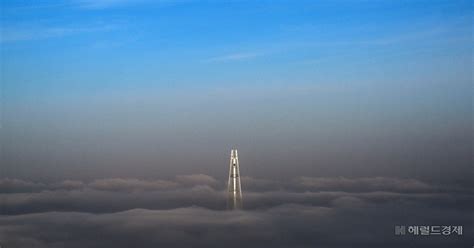 헤럴드pic 파란하늘 아래 잿빛 도심