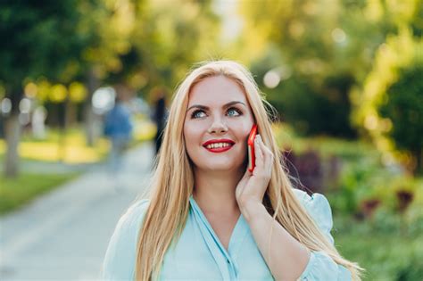 도시에서 휴대 전화를 사용하여 아름다운 금발의 여자 세로 닫기 거리에 대한 스톡 사진 및 기타 이미지 거리 걷기 과체중