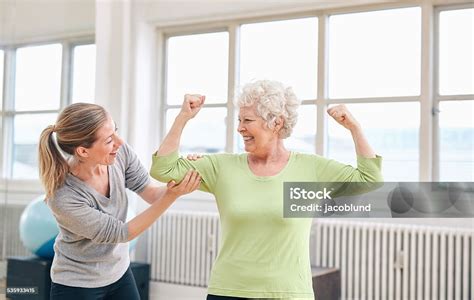 자랑스러운 노인 여성 성과향상을 촉진하는 유연한 자신의 이두근 개인 트레이너 노인에 대한 스톡 사진 및 기타 이미지 노인 회복 여자 노인 Istock