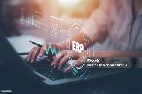 Erp를 위한 문서 관리 기능이 있는 노트북을 사용하는 비즈니스 사람들 전사적 자원 계획 개념 사업 자원 계획을 위한 전사적 자원 관리 Erp 소프트웨어 시스템이