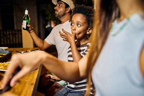 가족이나 친구들과 함께 야외 저녁 모임에서 음식을 즐기는 어린이 음식과 음료로 사교 축하 여름 파티 컨셉 가족에 대한 스톡 사진 및 기타 이미지 Istock