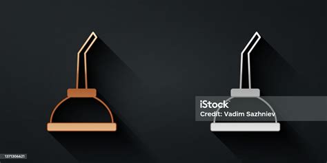 검은 색 배경에 고립 된 모터 머신 오일 아이콘골드와 실버 캐니스터 오일 갤런 오일 변경 서비스 및 수리 긴 그림자 스타일 벡터 가솔린에 대한 스톡 벡터 아트 및 기타