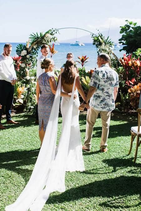 Super Simple 10 Baju Pernikahan Bertema Hawaii Dailysia
