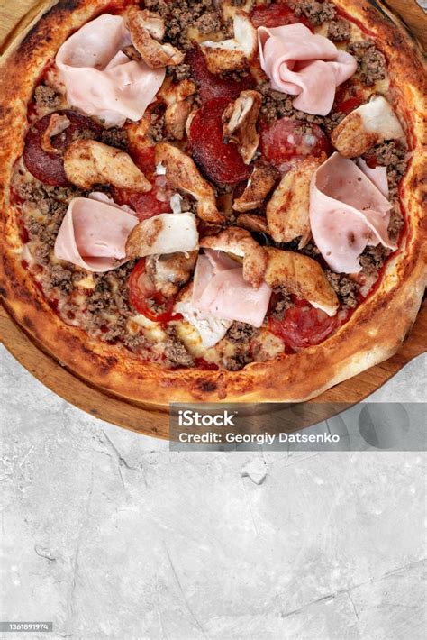 구운 쇠고기 스테이크 슬라이스 녹은 치즈 올리브 슬라이스와 체다 치즈를 곁들인 이탈리아 피자 고기 닫기 매크로 피자 타임 컨셉 Comfort Food에 대한 스톡 사진 및