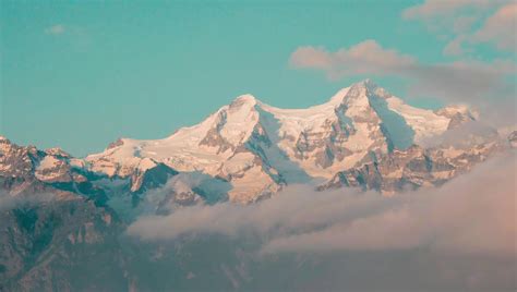 Обои на рабочий стол пейзаж с видом на вершину горы · бесплатная фотография от Mintyan