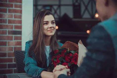 ⬇ Скачать картинки Мужчина дарит цветы стоковые фото Мужчина дарит цветы в хорошем качестве