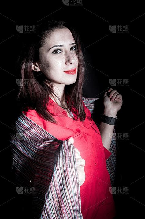 美丽的女孩摆姿势